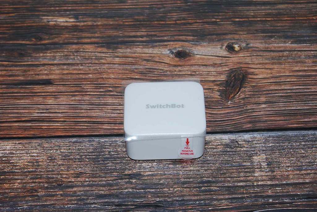 SwitchBot ボットレビュー｜遠隔操作でお部屋のスイッチを消せる指ロボット | matublog