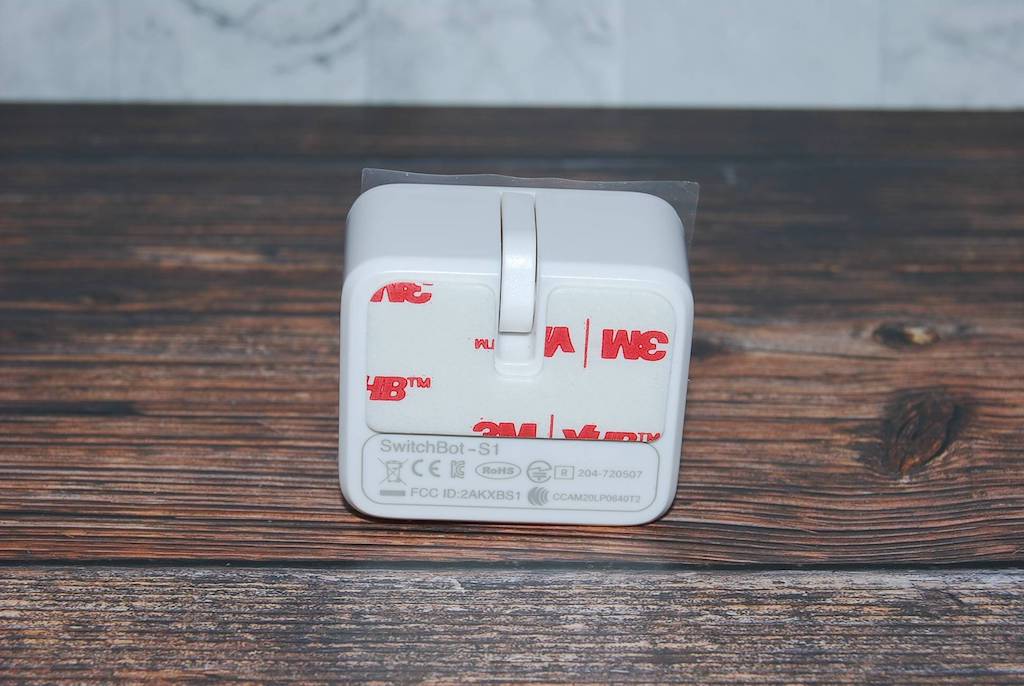 SwitchBot ボットレビュー｜遠隔操作でお部屋のスイッチを消せる指ロボット | matublog
