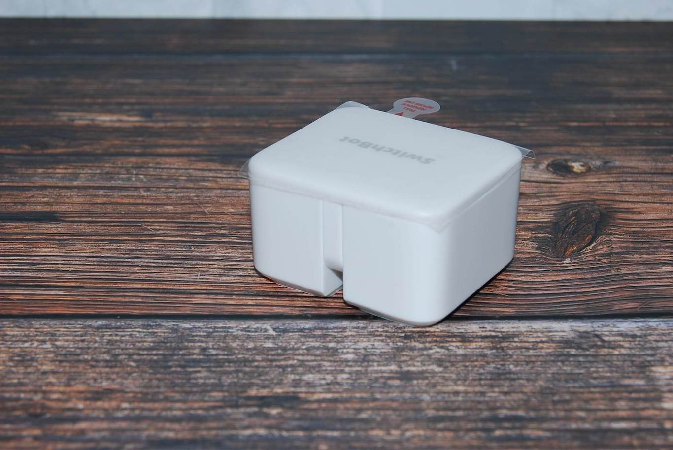 SwitchBot ボットレビュー｜遠隔操作でお部屋のスイッチを消せる指ロボット | matublog