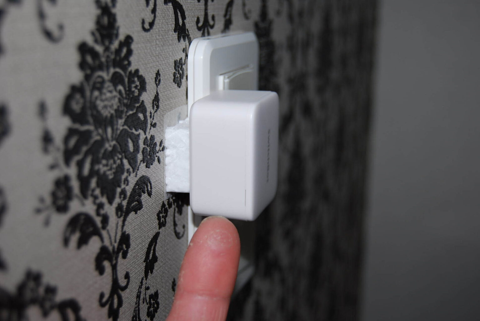 SwitchBot ボットレビュー｜遠隔操作でお部屋のスイッチを消せる指ロボット | matublog