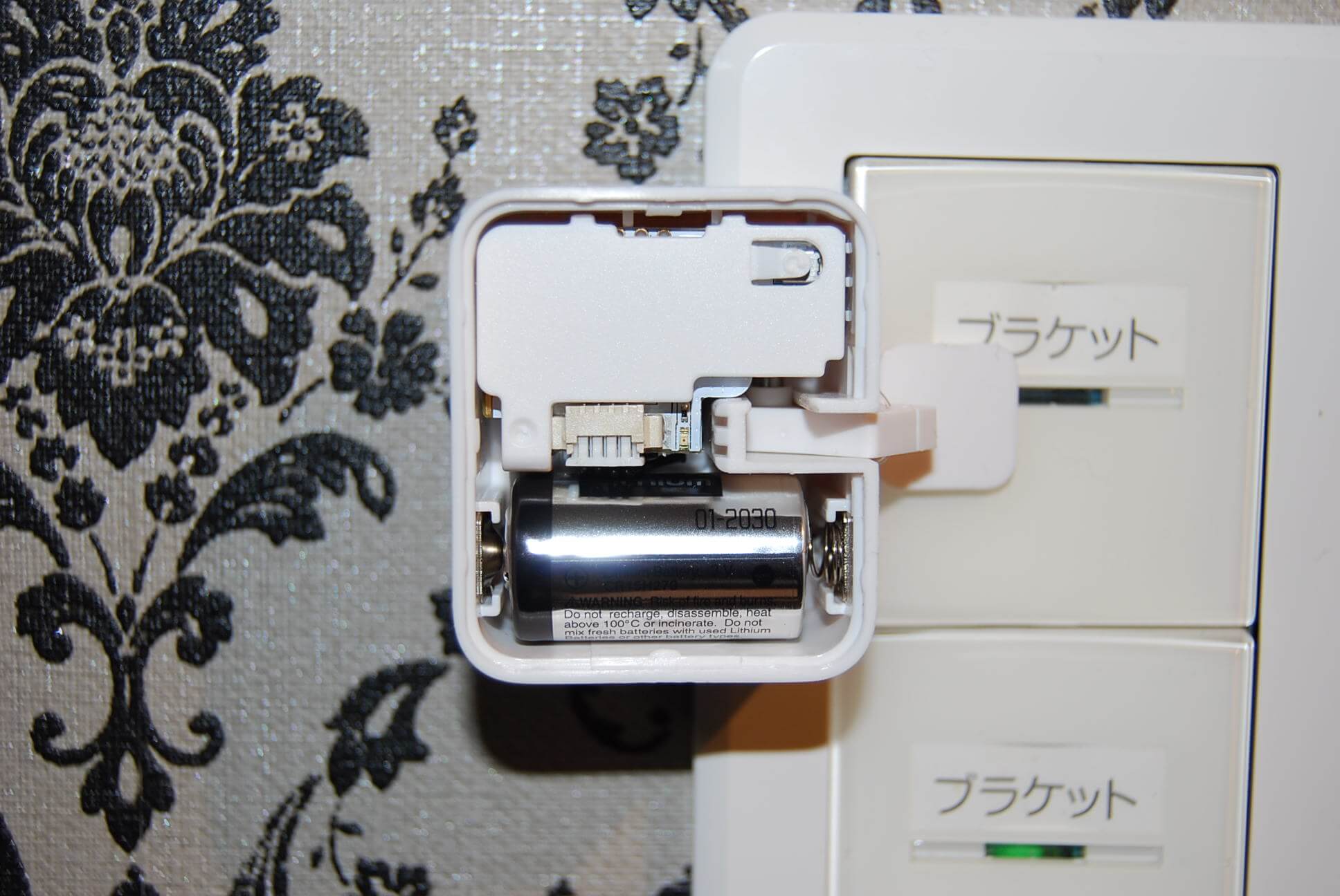 SwitchBot ボットレビュー｜遠隔操作でお部屋のスイッチを消せる指ロボット | matublog