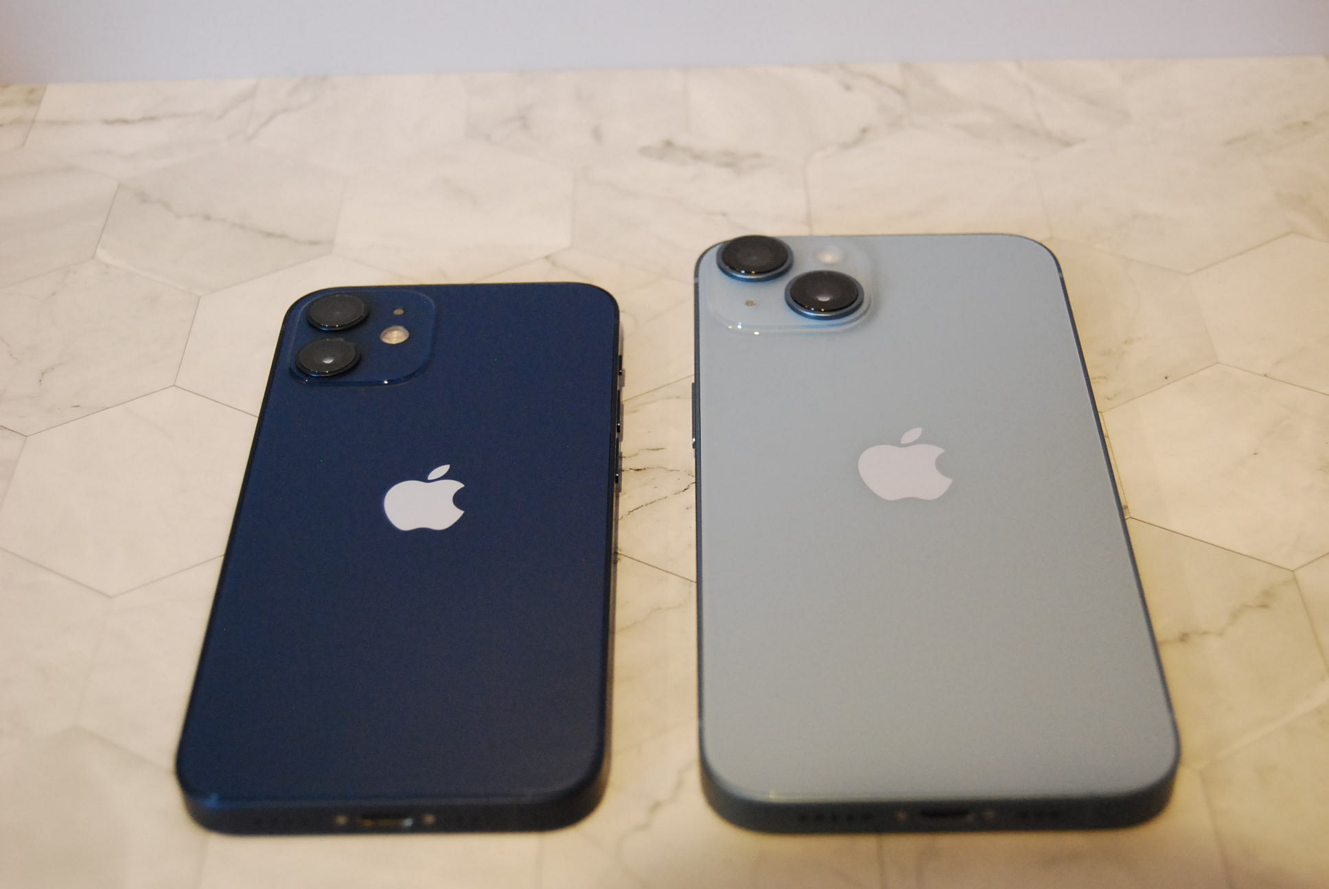 【iPhone14とiPhone12mini比較】乗り換えてわかった！外観・カメラ性能・使用感を徹底比較 | matublog